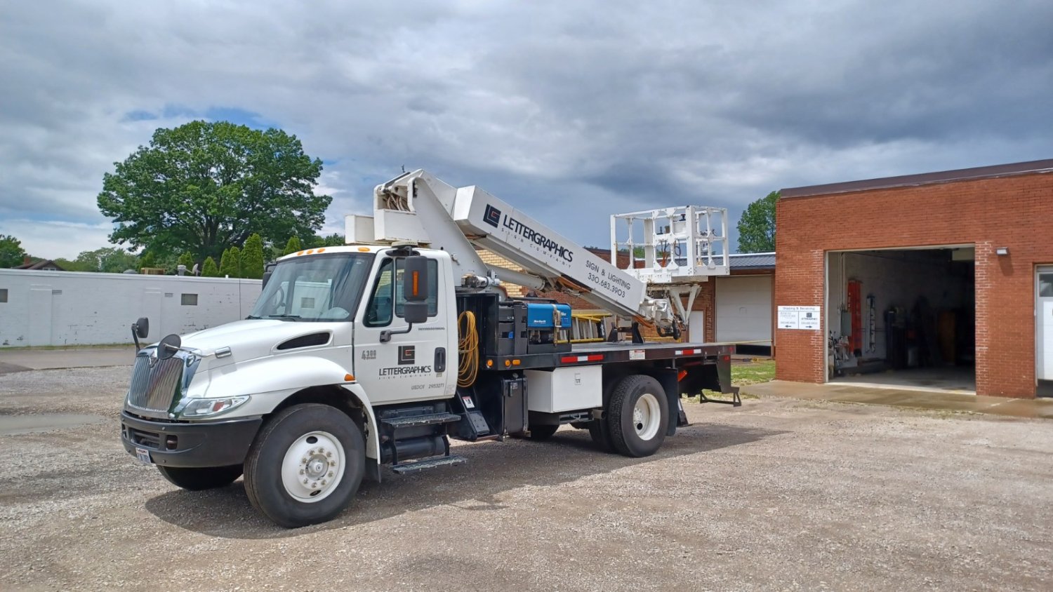 2005 International 4300 55ft bucket truck. 44000 miles. needs nothing ...