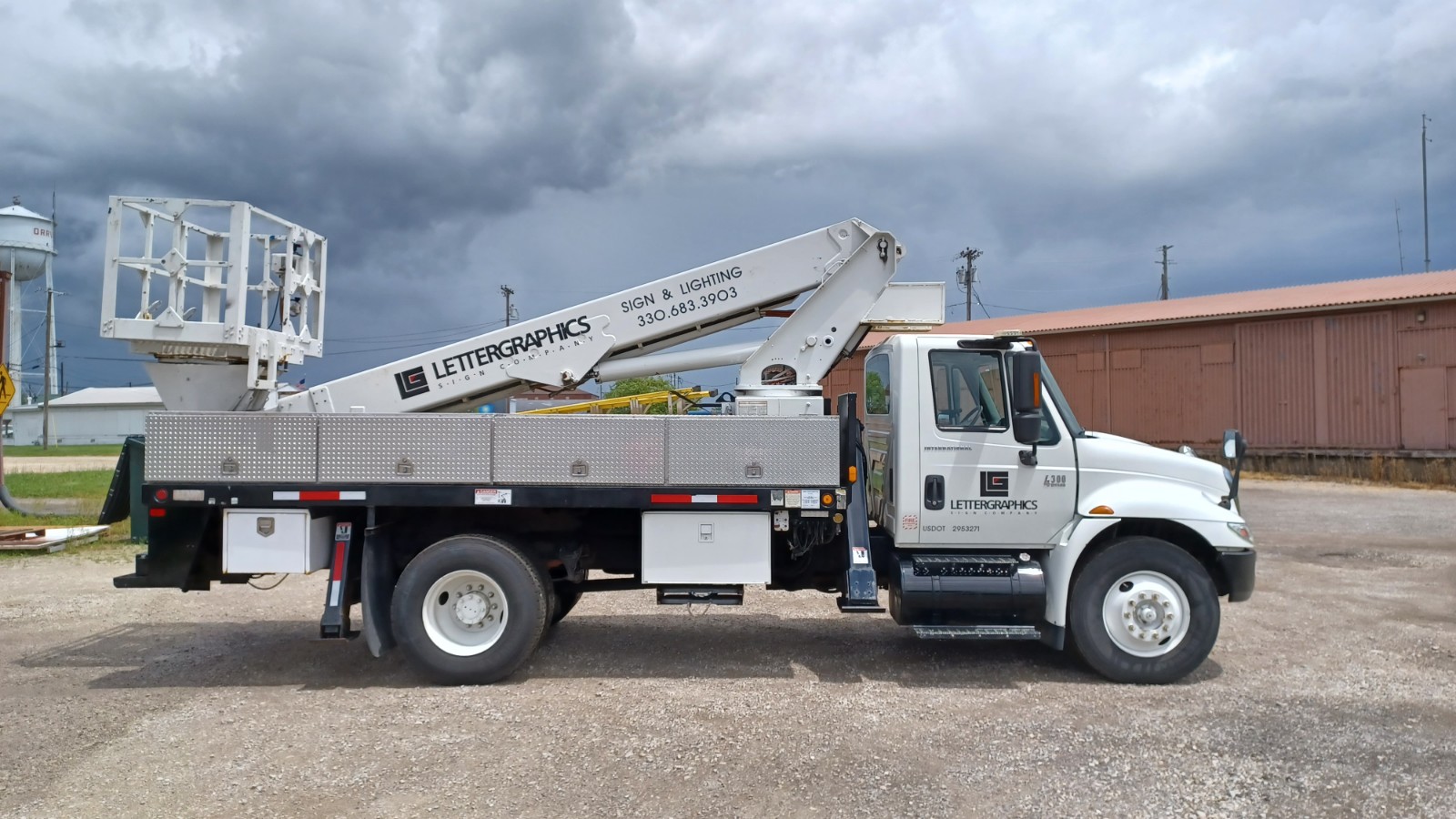 2005 International 4300 55ft bucket truck. 44000 miles. needs nothing ...
