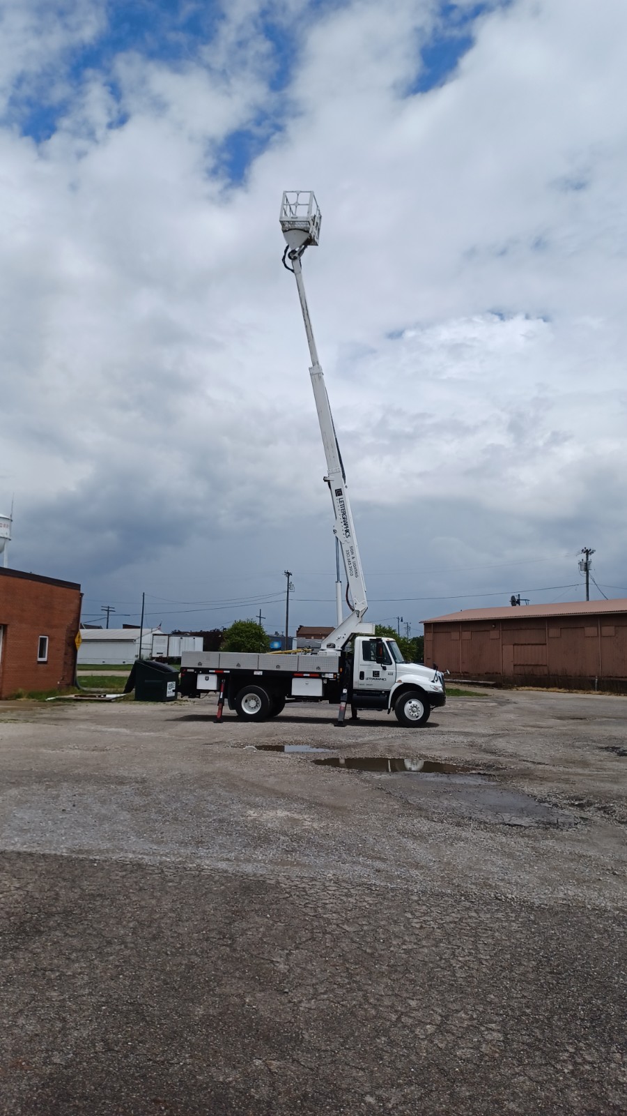 2005 International 4300 55ft bucket truck. 44000 miles. needs nothing ...